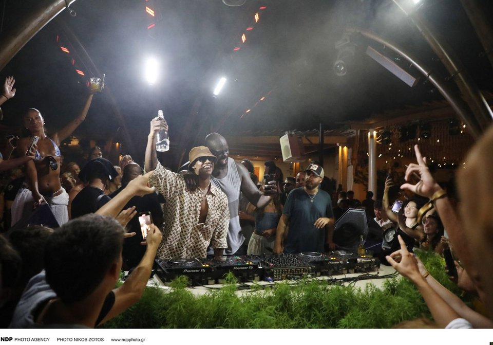 Στη Μύκονο ο Σακίλ Ο' Νιλ -DJ στο πάρτι στο SantAnna, φώναξε «This is Sparta» [βίντεο, εικόνες ...